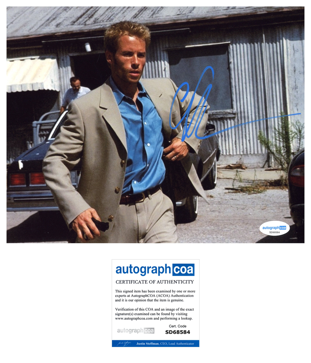 Guy Pearce Memento Signed Autograph 8x10 Photo ACOA | Outlaw Hobbies Authentic Autographs