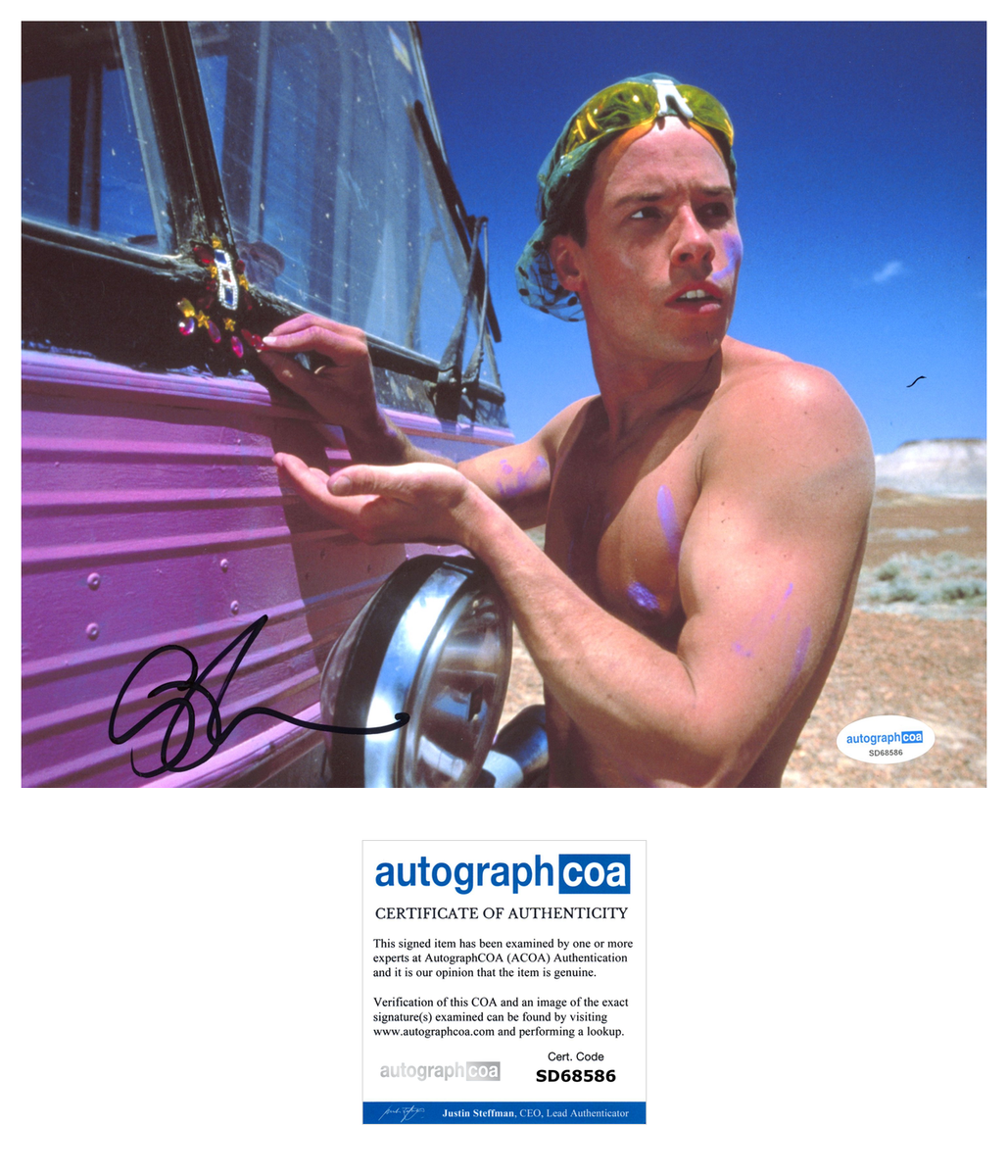 Guy Pearce Priscilla Signed Autograph 8x10 Photo ACOA | Outlaw Hobbies Authentic Autographs