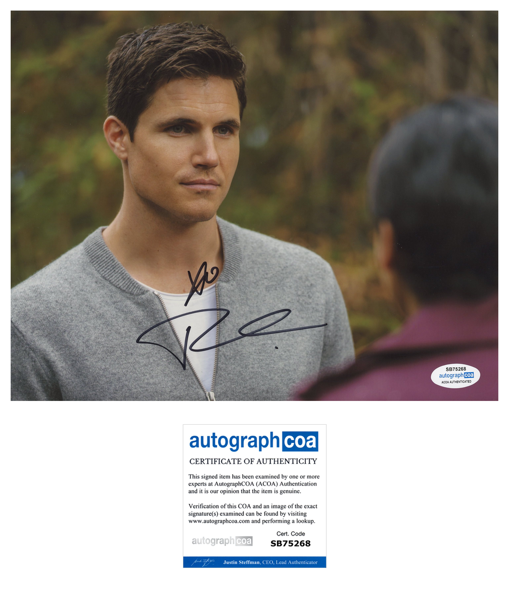 Robbie Amell Upload Signed Autograph 8x10 Photo ACOA | Outlaw Hobbies ...